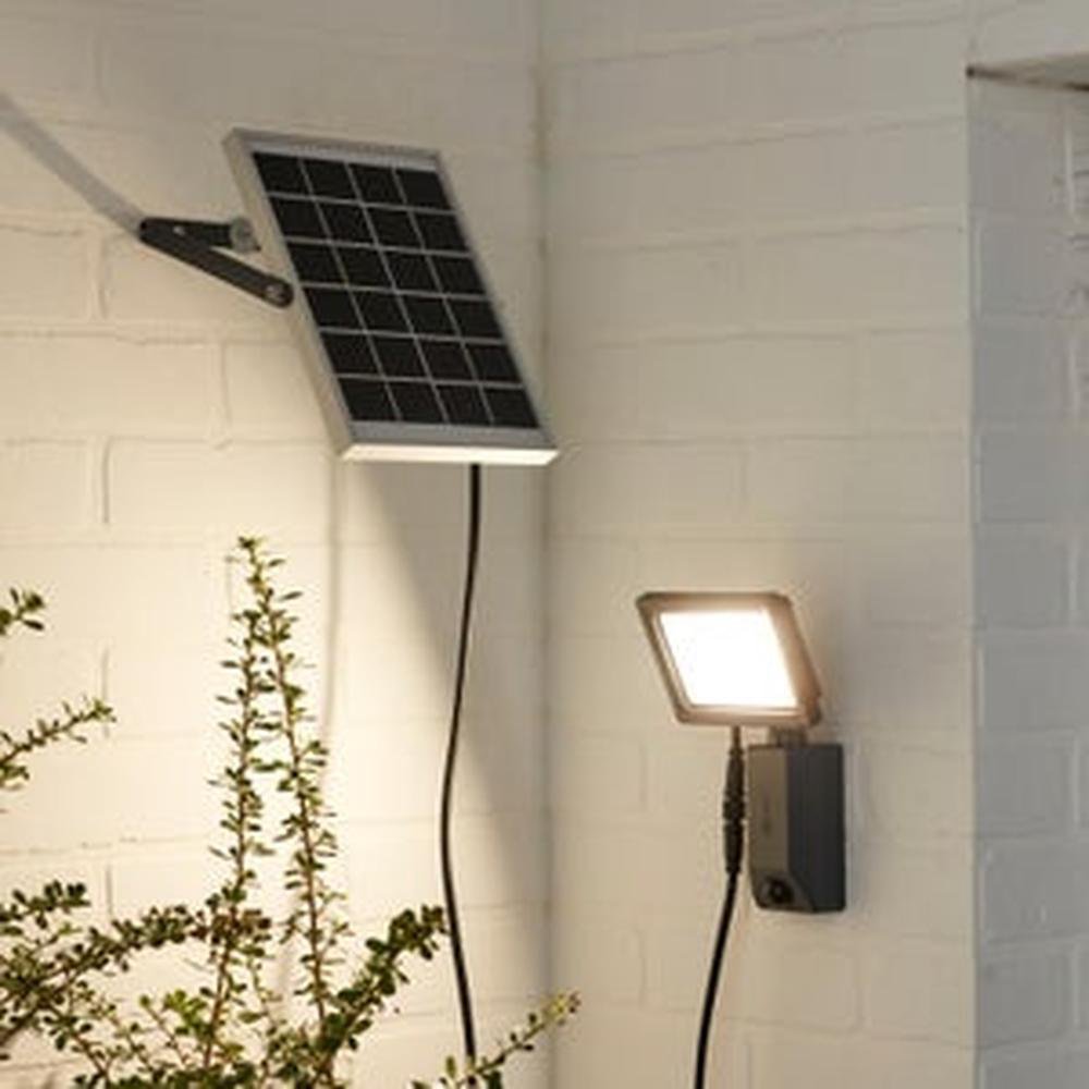 Lámpara de Exterior LED con Panel Solar y Control Remoto - Cemaco